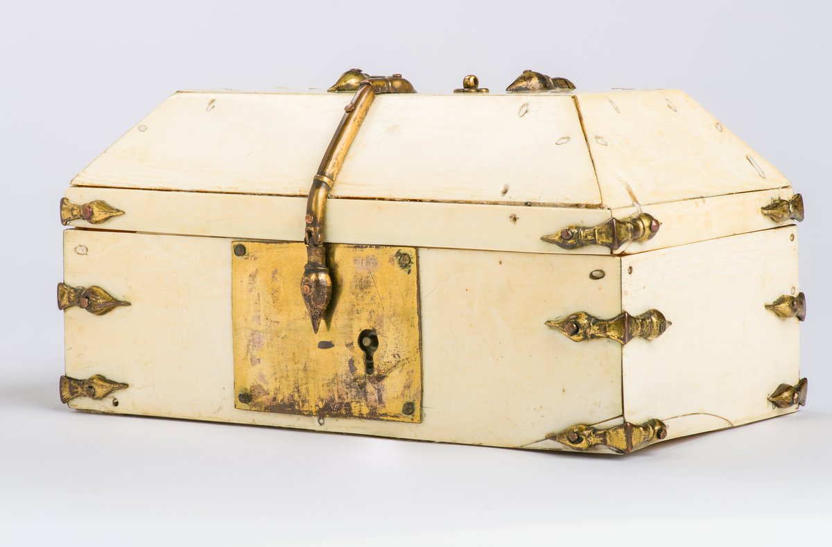 Carved Ivory Box - Qatar Museums